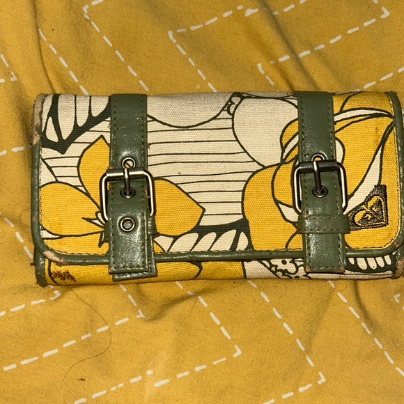 Roxy | Bags | Free Surfer Girl Rare Roxy Floral Trifold Wallet | Poshmark